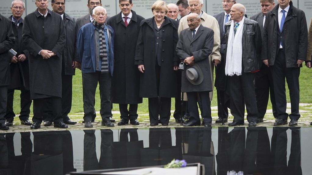 One minute of silence to honour the memory of the 500,000 Sinti and ...