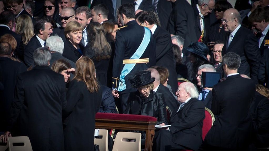On St. Peter's Square Chancellor Angela Merkel met numerous heads of ...